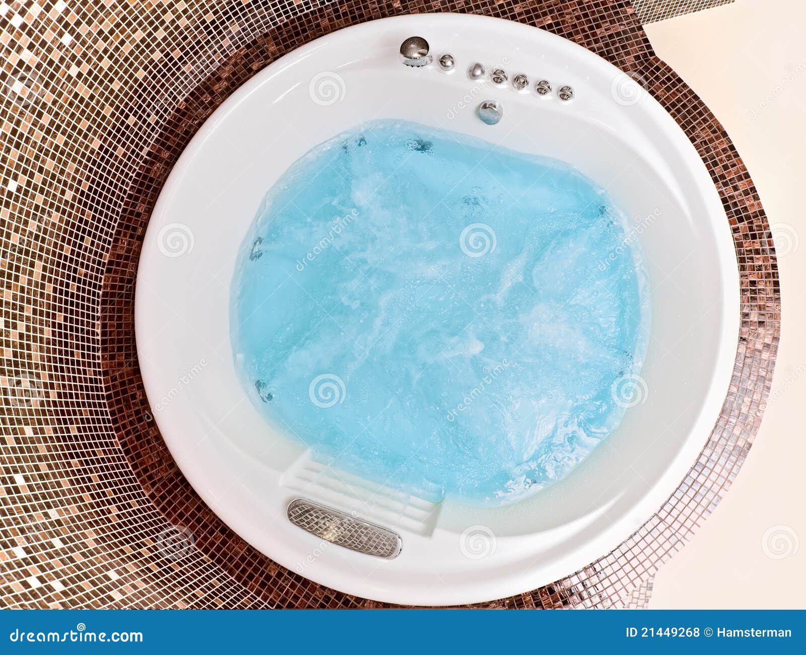 Jacuzzi Redondo Blanco Con Agua Que Remolina Foto de archivo - Imagen ...