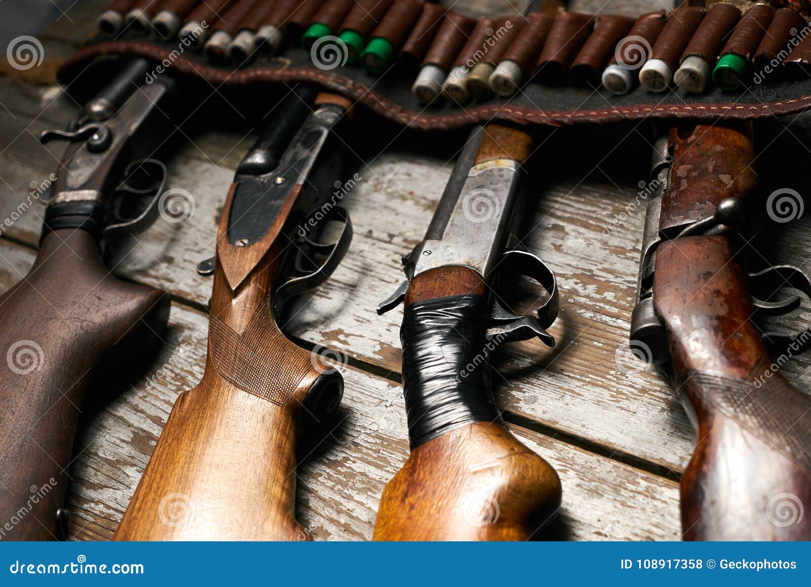 Jagdgewehre Mit Ledernem Schulterriemen Mit Munition Stockfoto - Bild ...