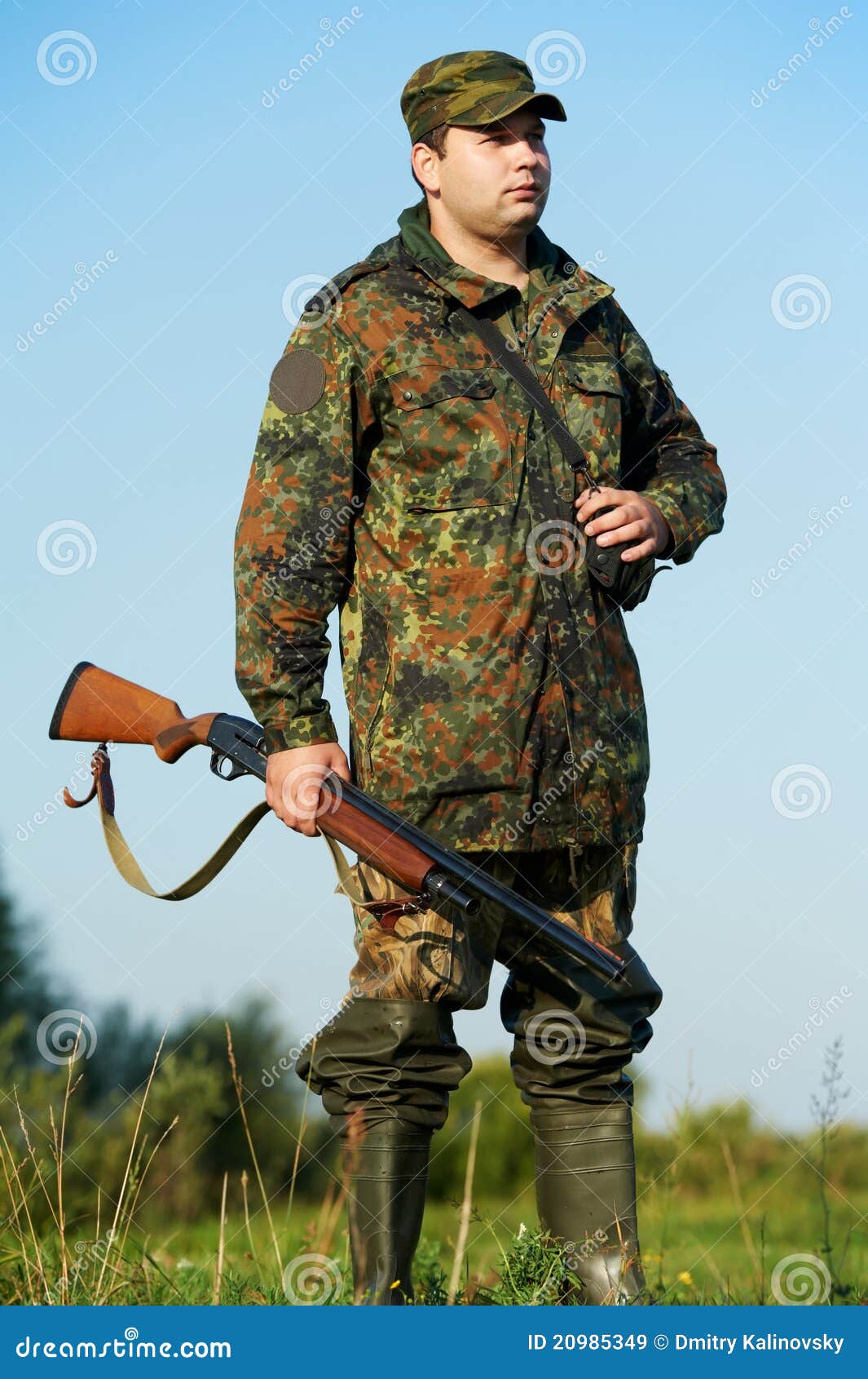 Jager met geweerkanon stock afbeelding. Image of najaar - 20985349