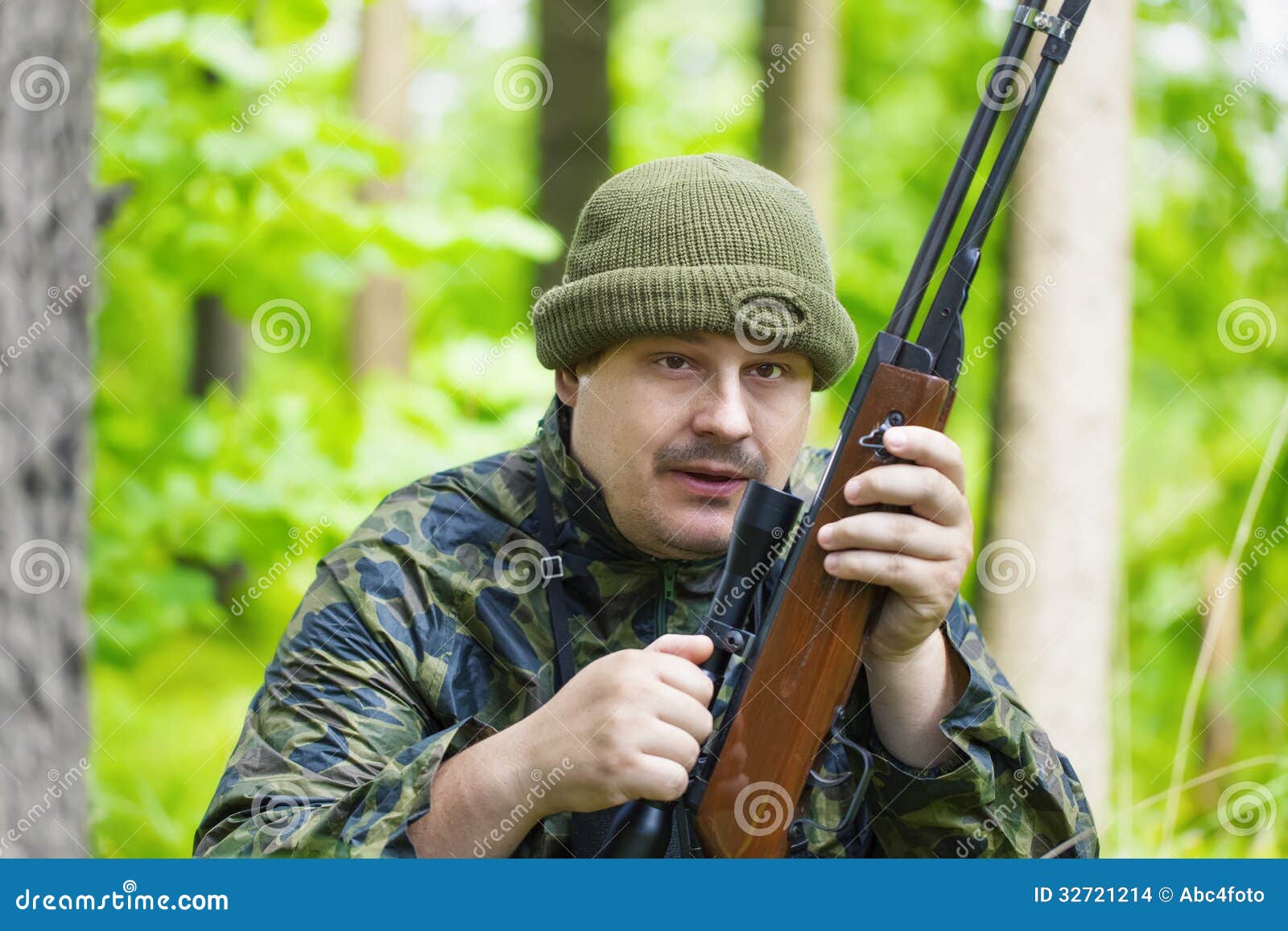 Jager met optisch geweer stock foto. Image of denk, hinderlaag - 32721214