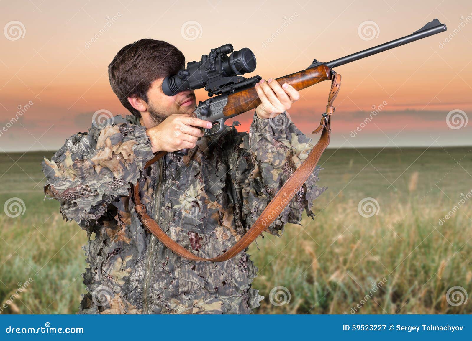 Jager met zijn geweer stock afbeelding. Image of concentratie - 59523227