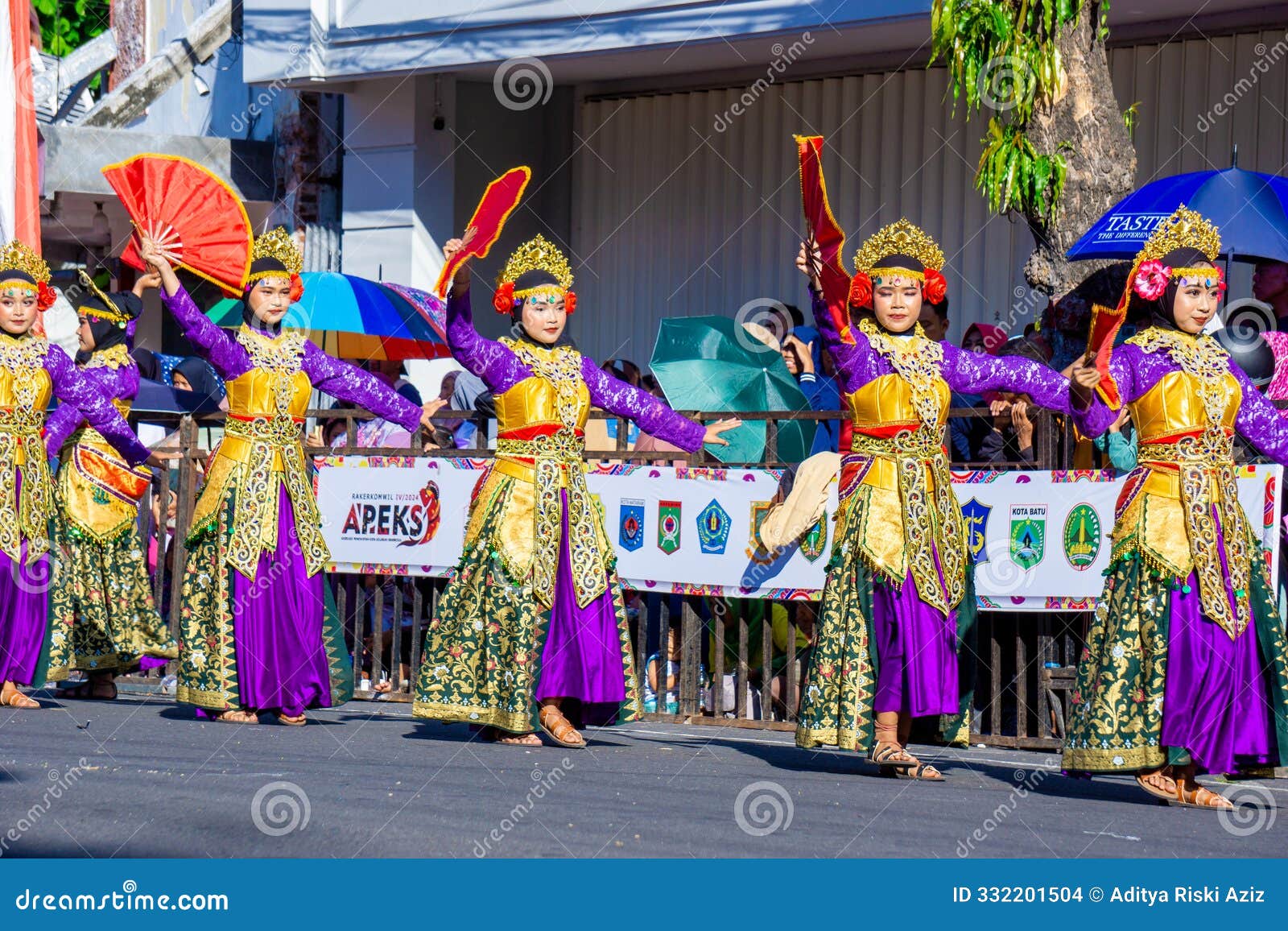 Jaipong Sisingaan Dance from West Java on the 3rd BEN Carnival ...
