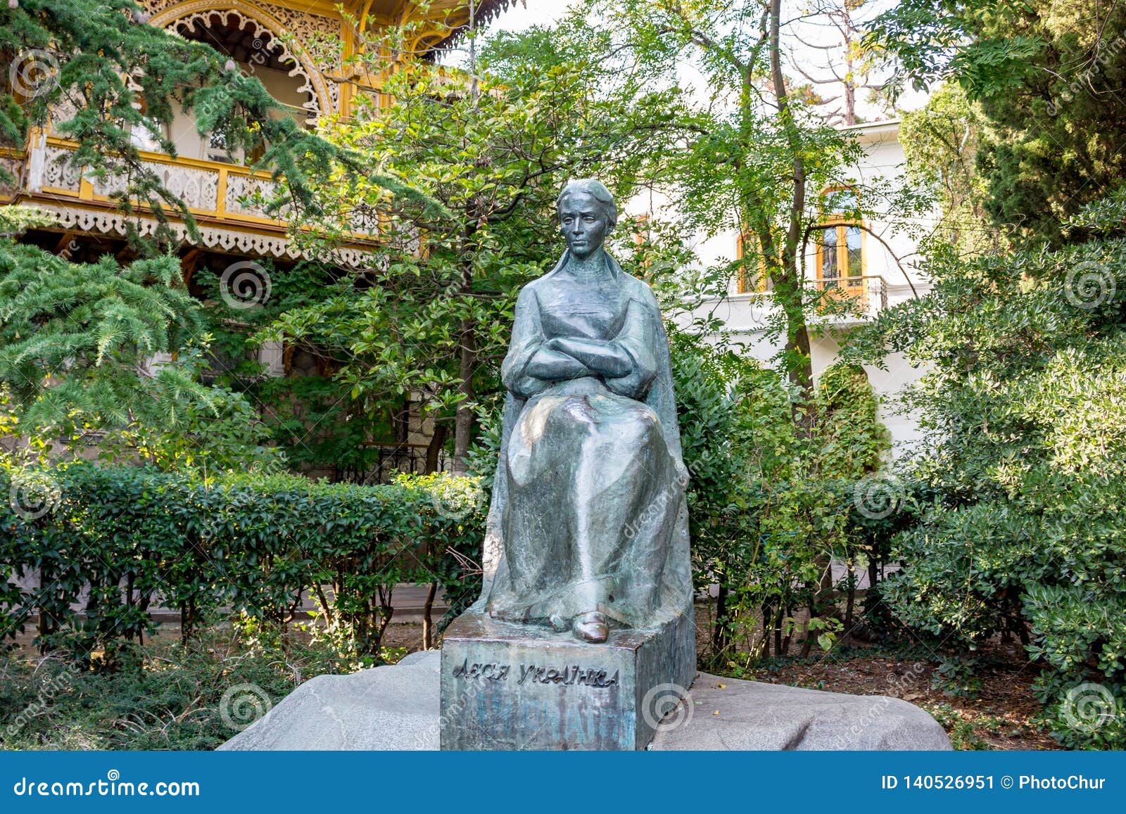 JALTA, KRIM - NOV. 2014: Das Monument Zu Lesya Ukrainka Redaktionelles ... JALTA, KRIM - NOV. 2014: Das Monument Zu Lesya Ukrainka Redaktionelles ...