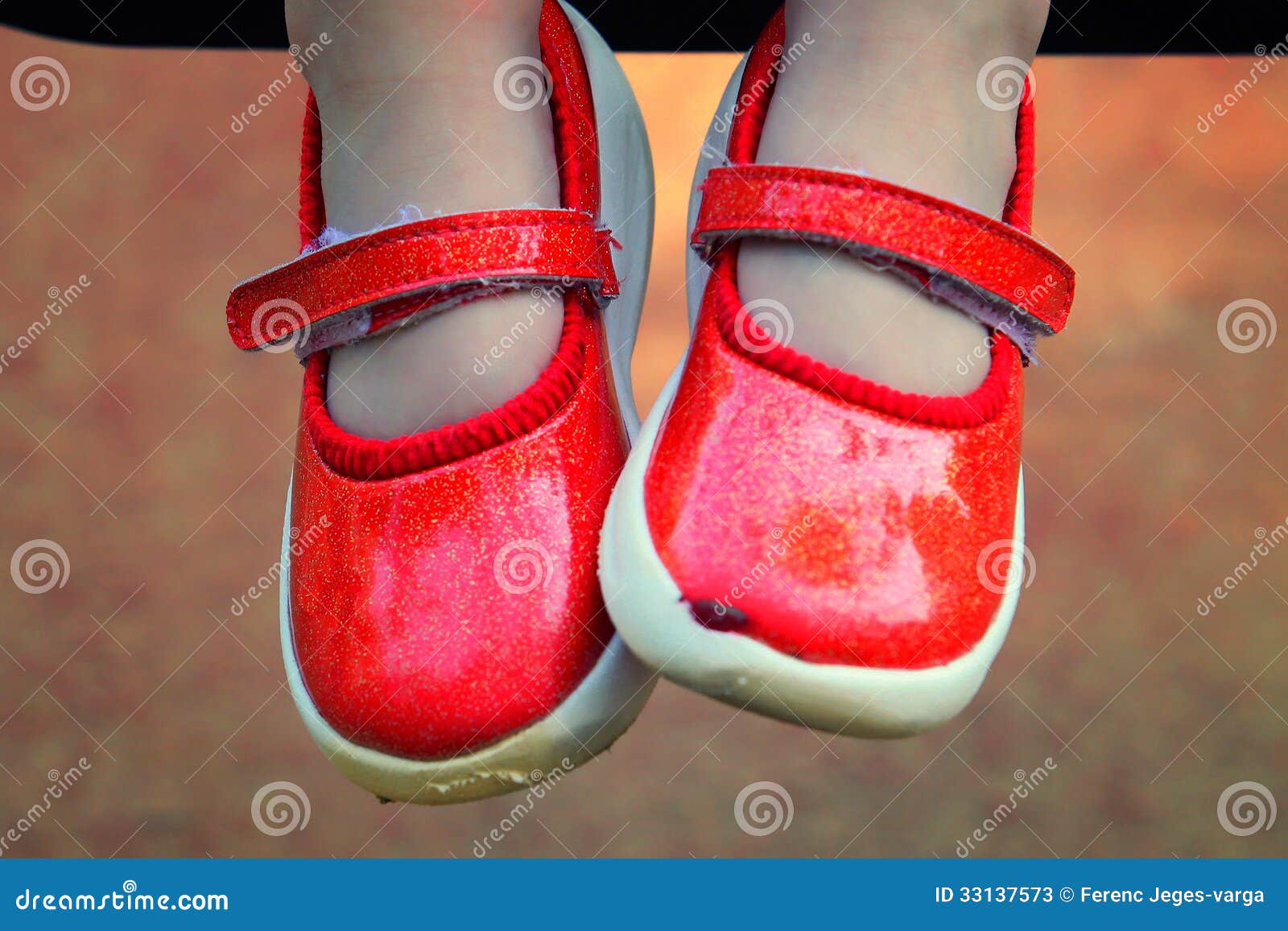 Jambes D'enfants Dans Des Chaussures Rouges Image stock - Image du ...