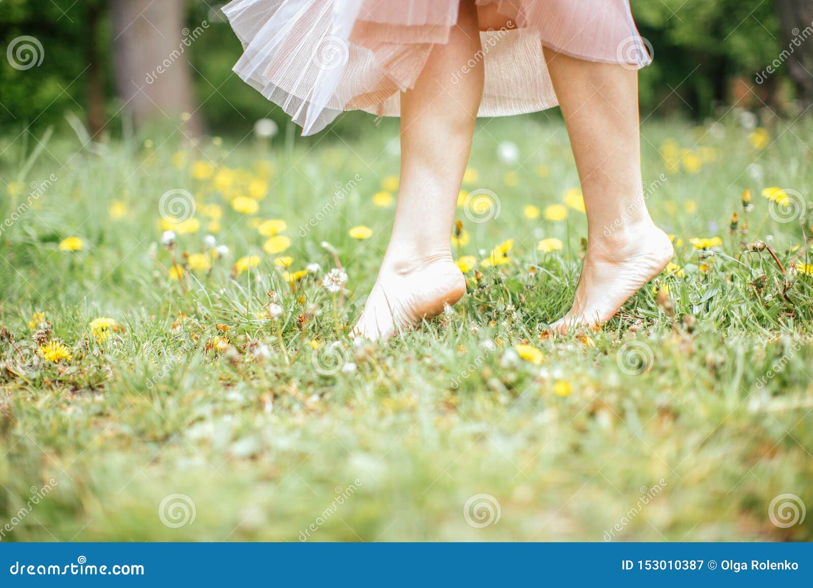 Jambes De Jeunes Femmes Aux Pieds Nus Portant La Robe Rose Se Tenant