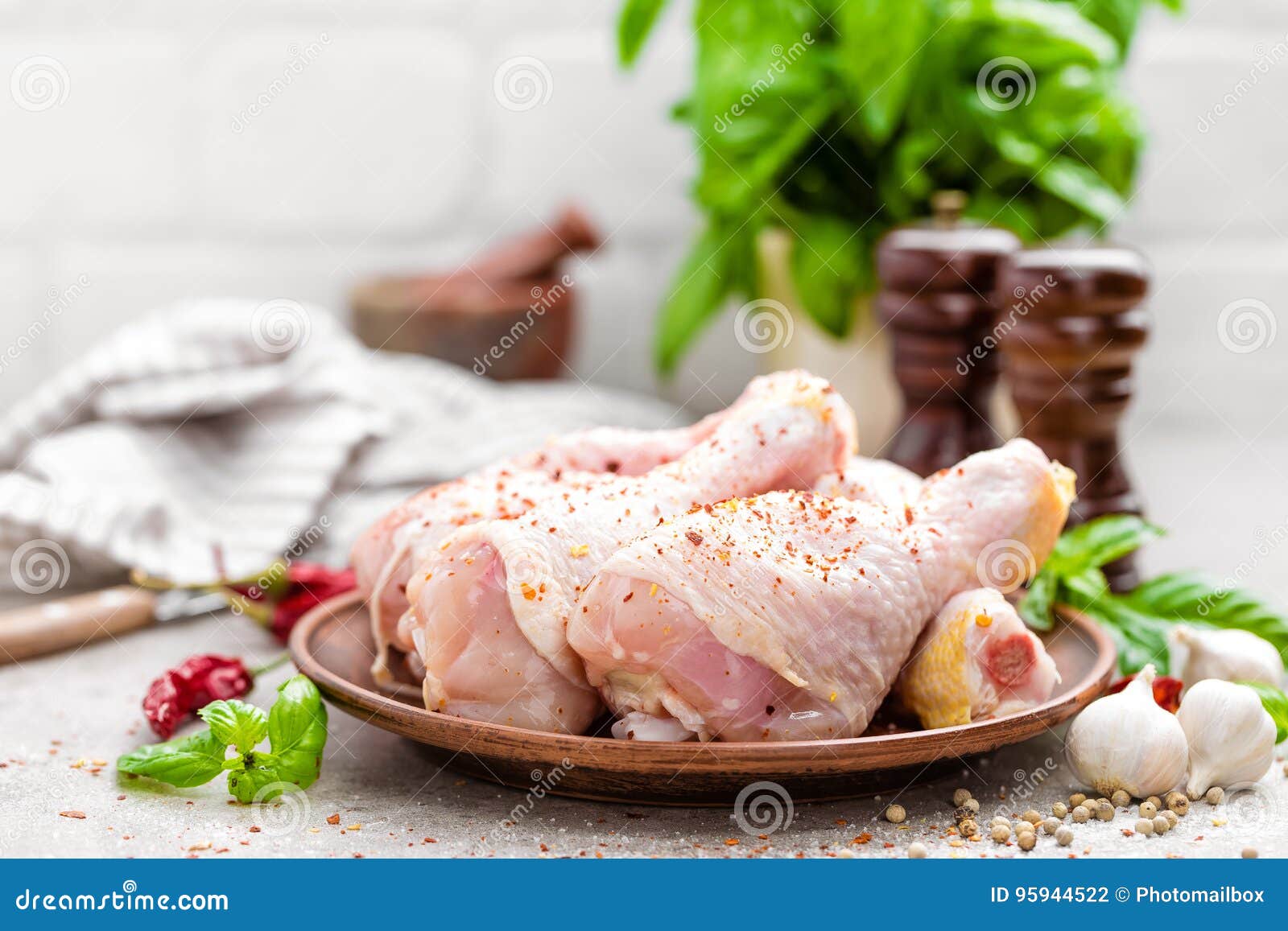 Jambes De Poulet Crues, Pilon Photo stock - Image du nourriture ...