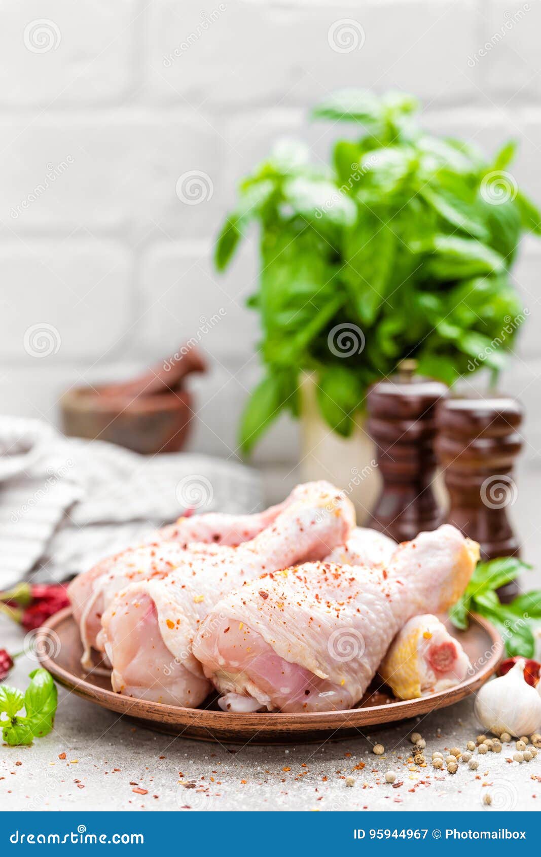 Jambes De Poulet Crues, Pilon Image stock - Image du pattes, pilon ...