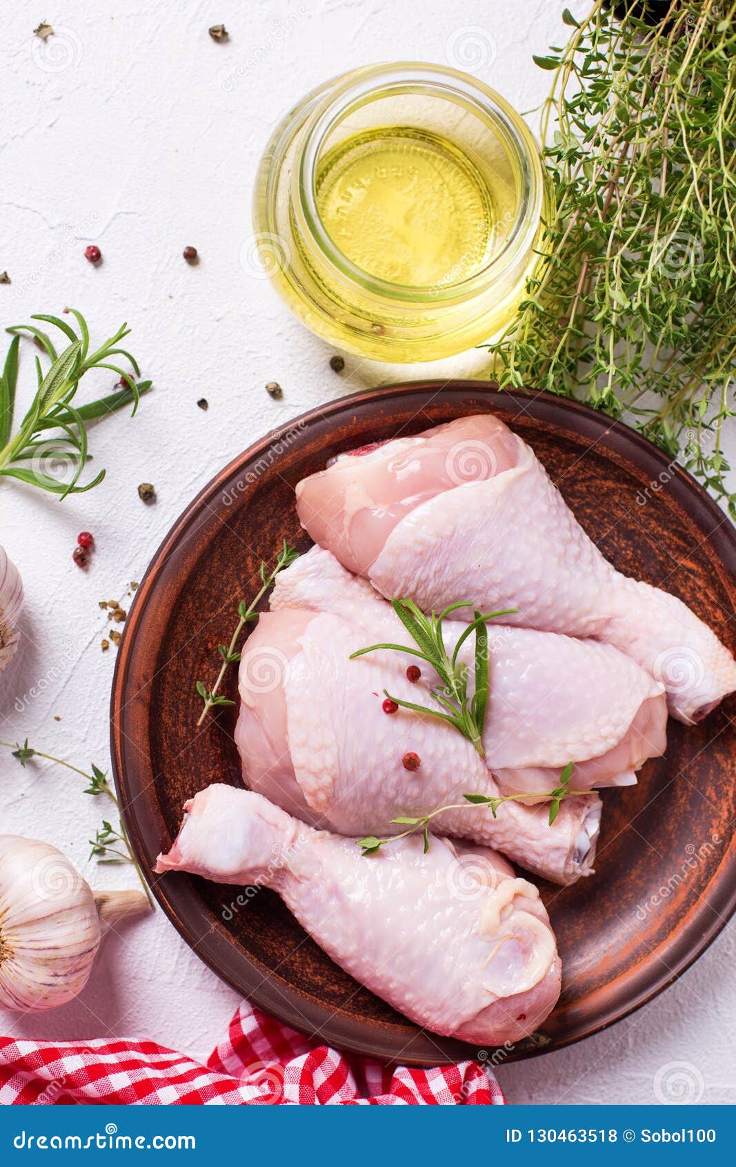 Jambes Ou Pilon De Poulet Crues Crues Photo stock - Image du protéine ...