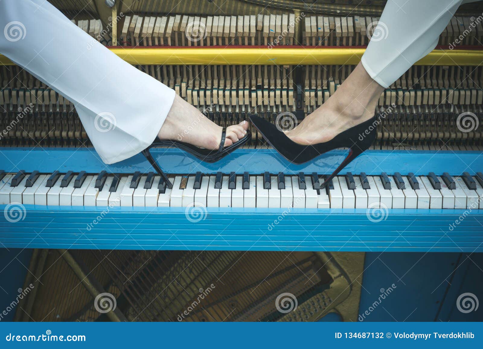 Jambes Sur La Couleur Bleue De Clavier De Piano, Mode Photo stock ...