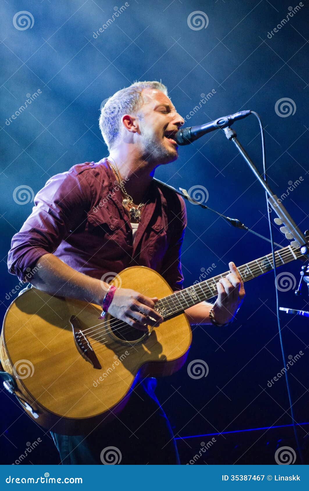 James Morrison singing editorial photography. Image of festival - 35387467