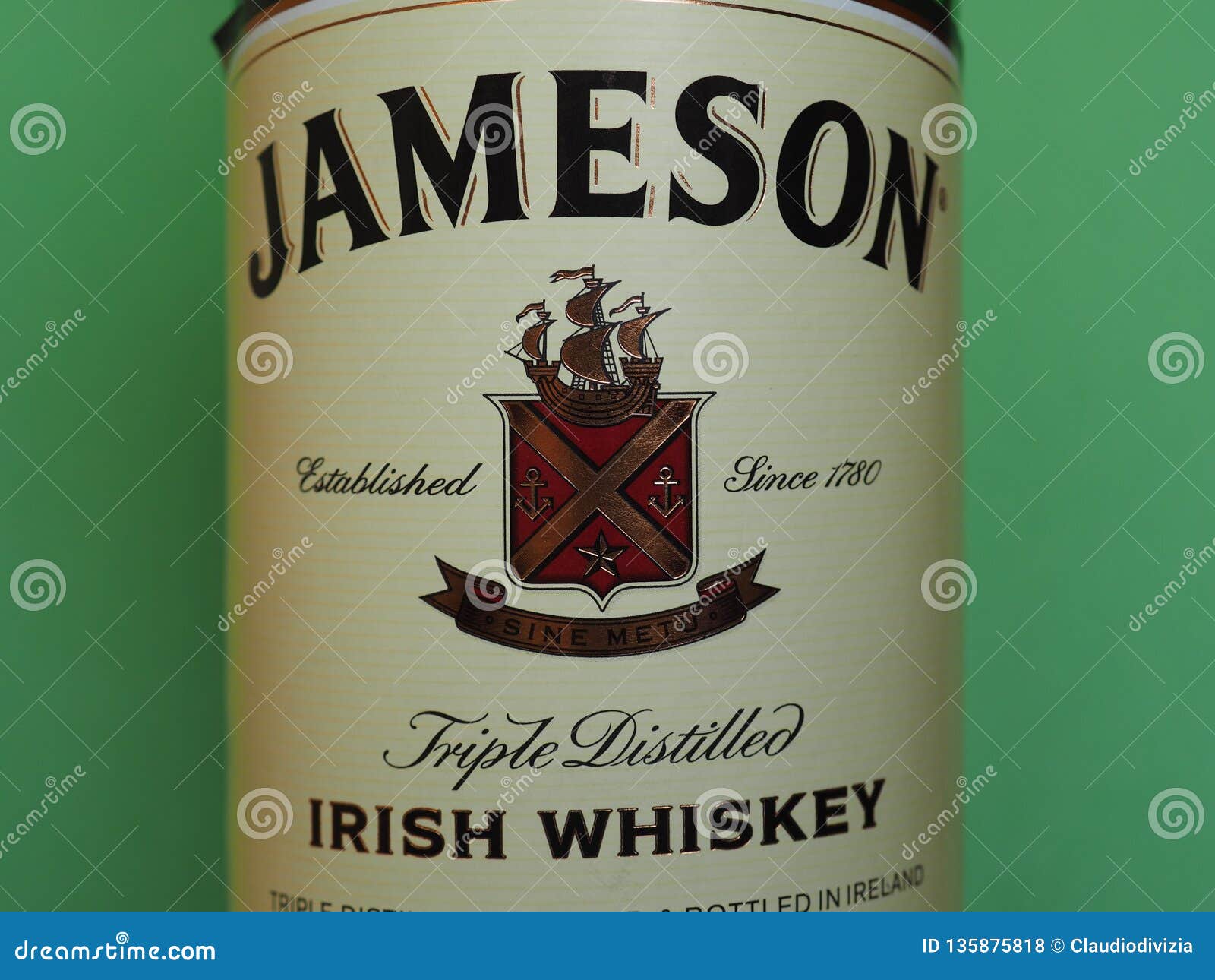 Jameson Irish Whiskey foto de stock editorial. Imagem de bebida - 135875818