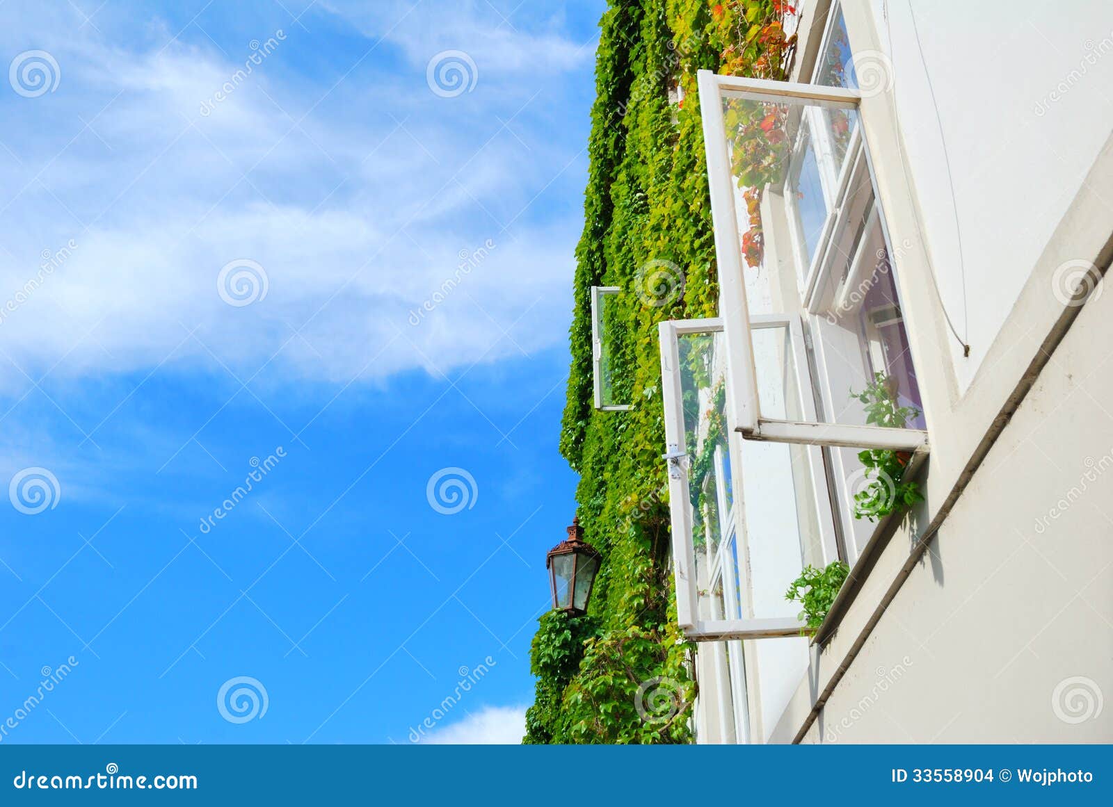 Janela Aberta Do Branco Com Lâmpada De Rua E O Céu Azul Foto de Stock ...