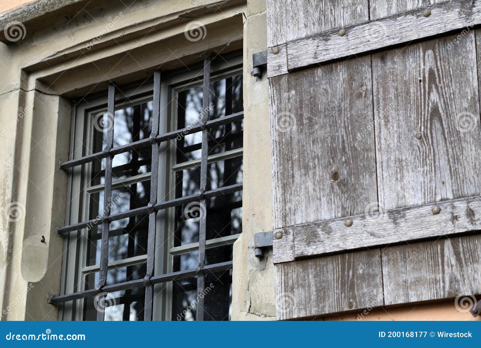 Janela Antiga Do Castelo Com Barras De Metal Imagem de Stock - Imagem ...