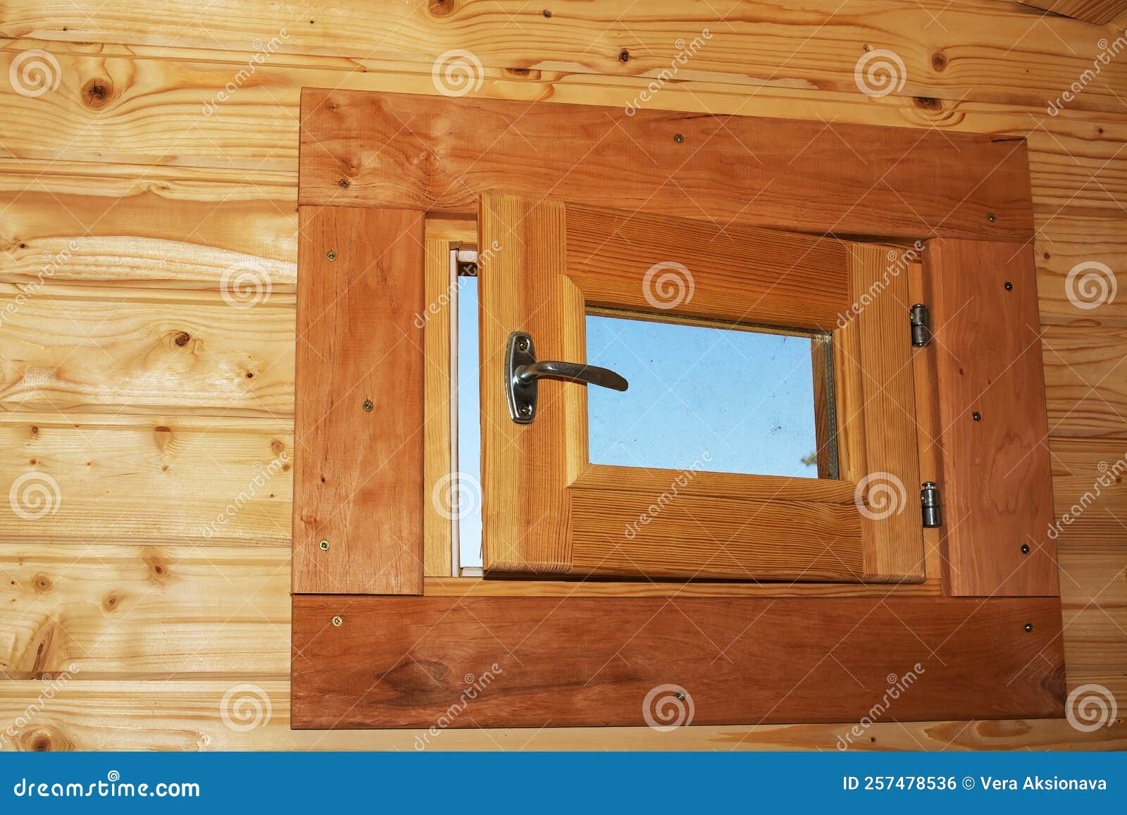 Janela De Madeira Numa Parede De Madeira Fechada Foto de Stock - Imagem ...