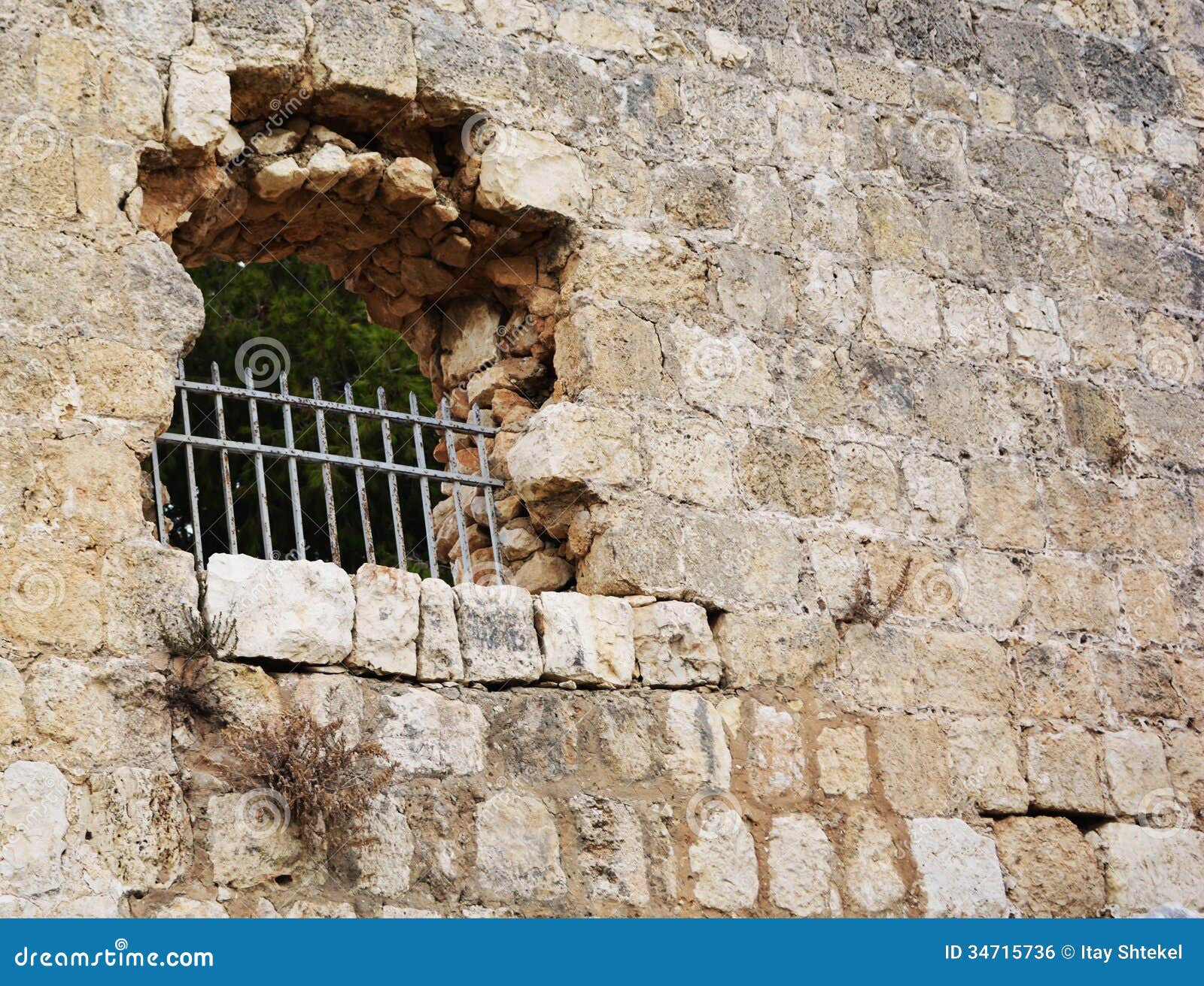 Janela do castelo foto de stock. Imagem de envelhecimento - 34715736