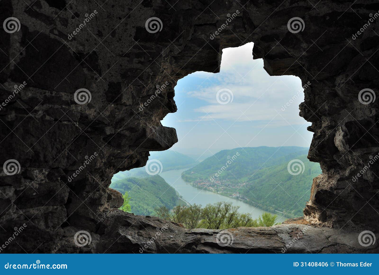 Janela Do Castelo Com Vista Foto de Stock - Imagem de velho, noite ...
