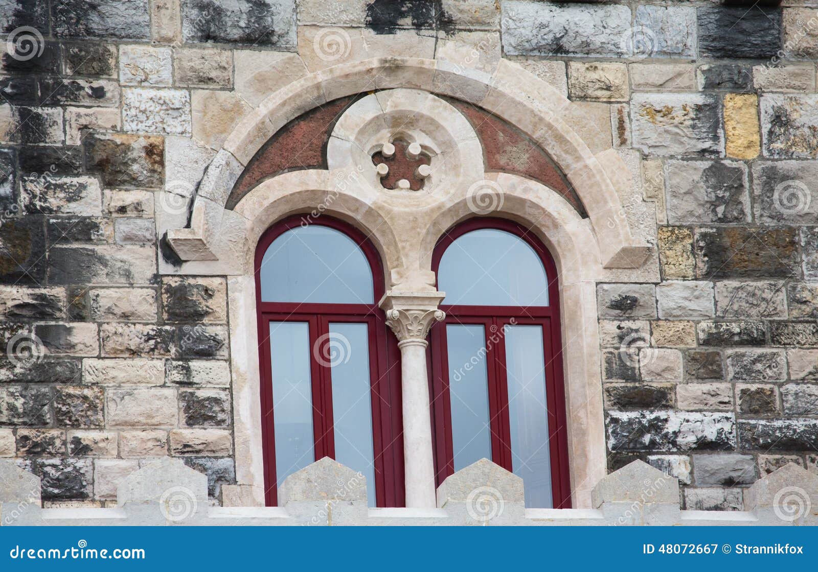 Janela Em Um Castelo Antigo Imagem de Stock - Imagem de abadia, arco ...