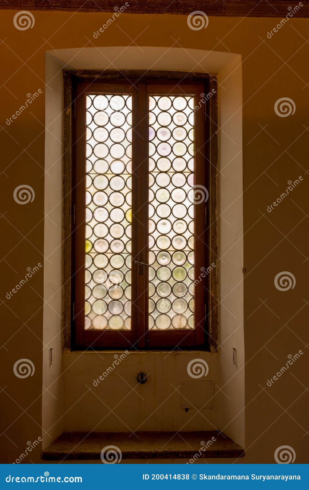 Janela fechada com vidro foto de stock. Imagem de curso - 200414838