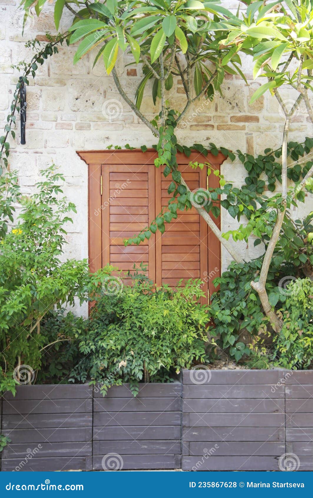 Janela Fechada Na Fachada Da Casa Foto de Stock - Imagem de moradia ...