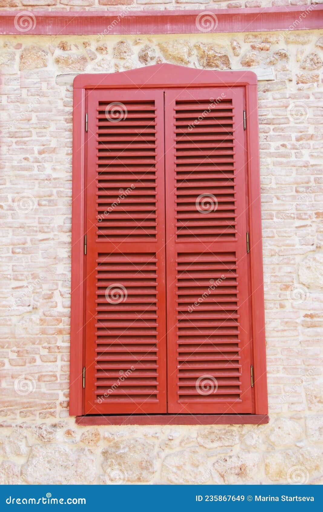 Janela Fechada Na Fachada Da Casa Imagem de Stock - Imagem de frente ...