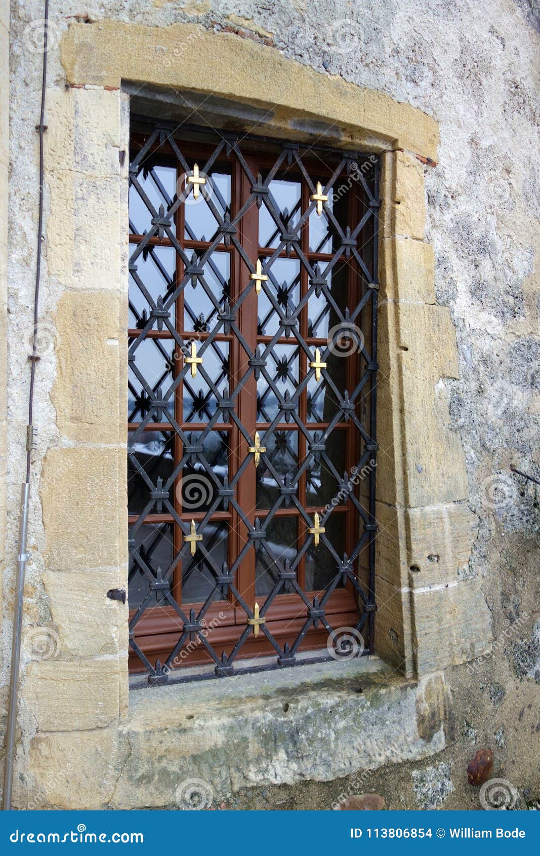 Janela Medieval Do Castelo Com Protetor Transversal Da Estrutura Foto ...