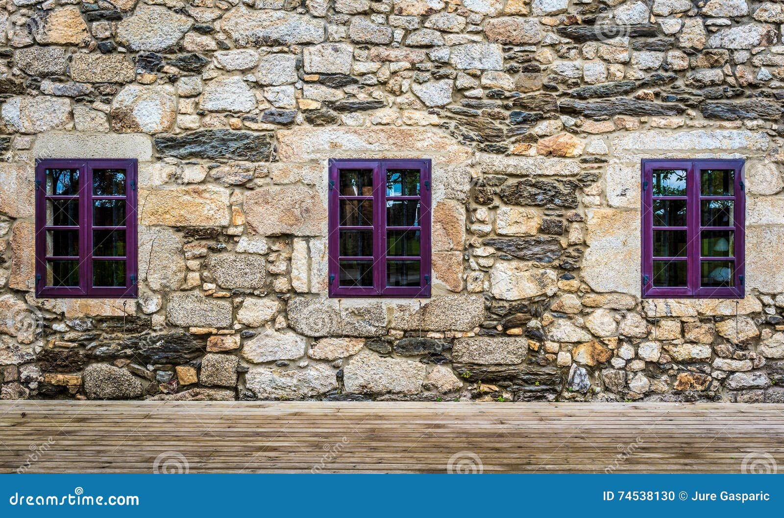 Janela Roxa No Castelo Medieval Feito Da Pedra E Das Rochas Foto de ...