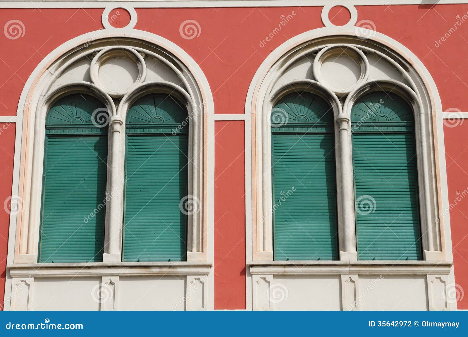Janelas coloridas foto de stock. Imagem de colorido, arquitetura - 35642972