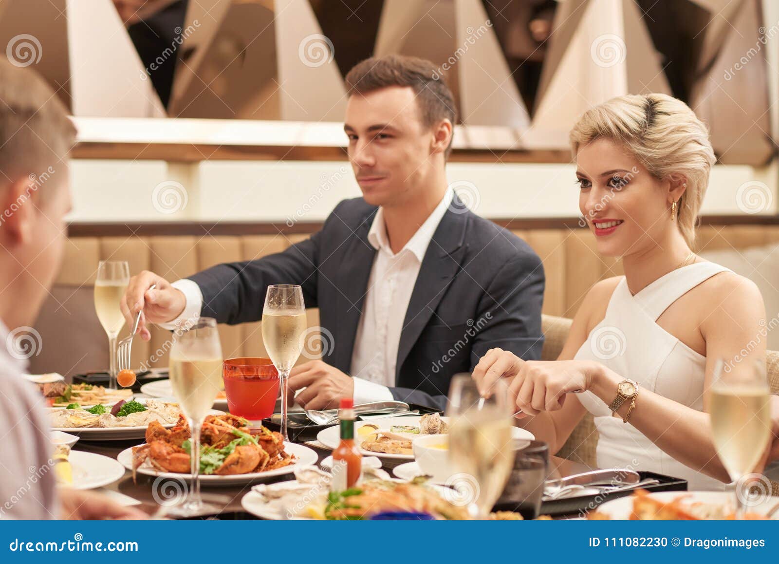 Jantar no restaurante foto de stock. Imagem de evento - 111082230