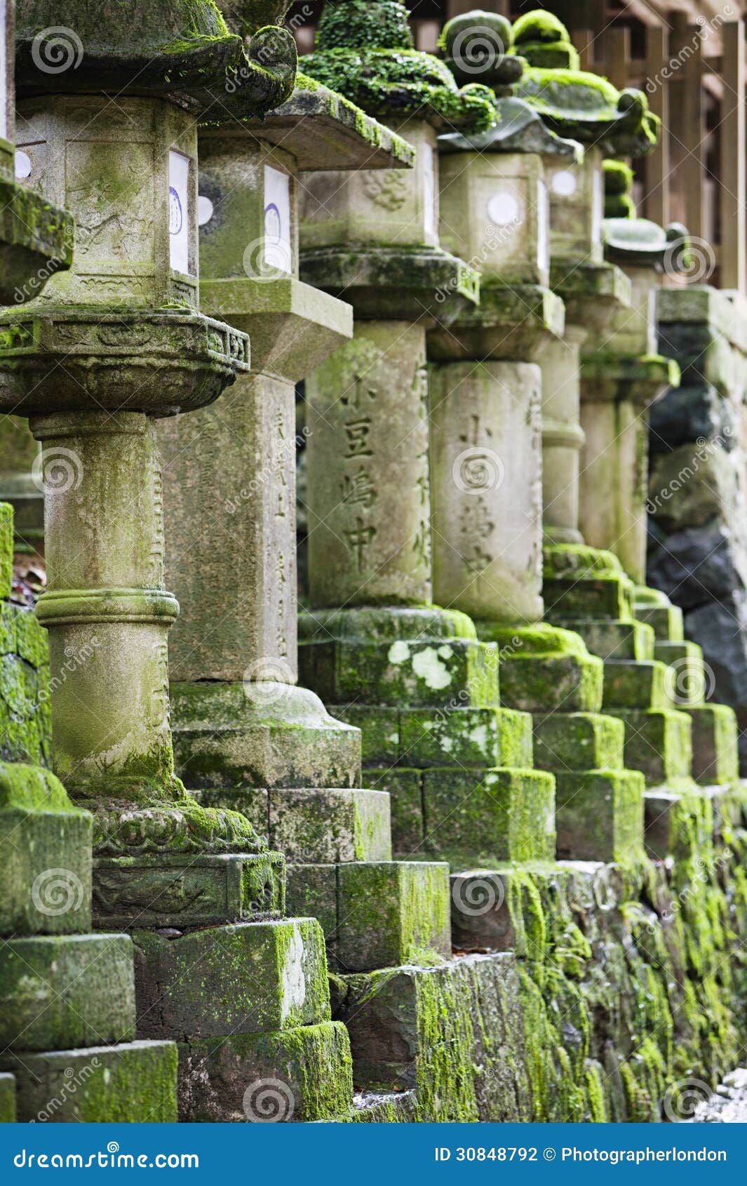 Japan Mara Row Van Steenlantaarns in Tuin Stock Foto - Image of cultuur ...