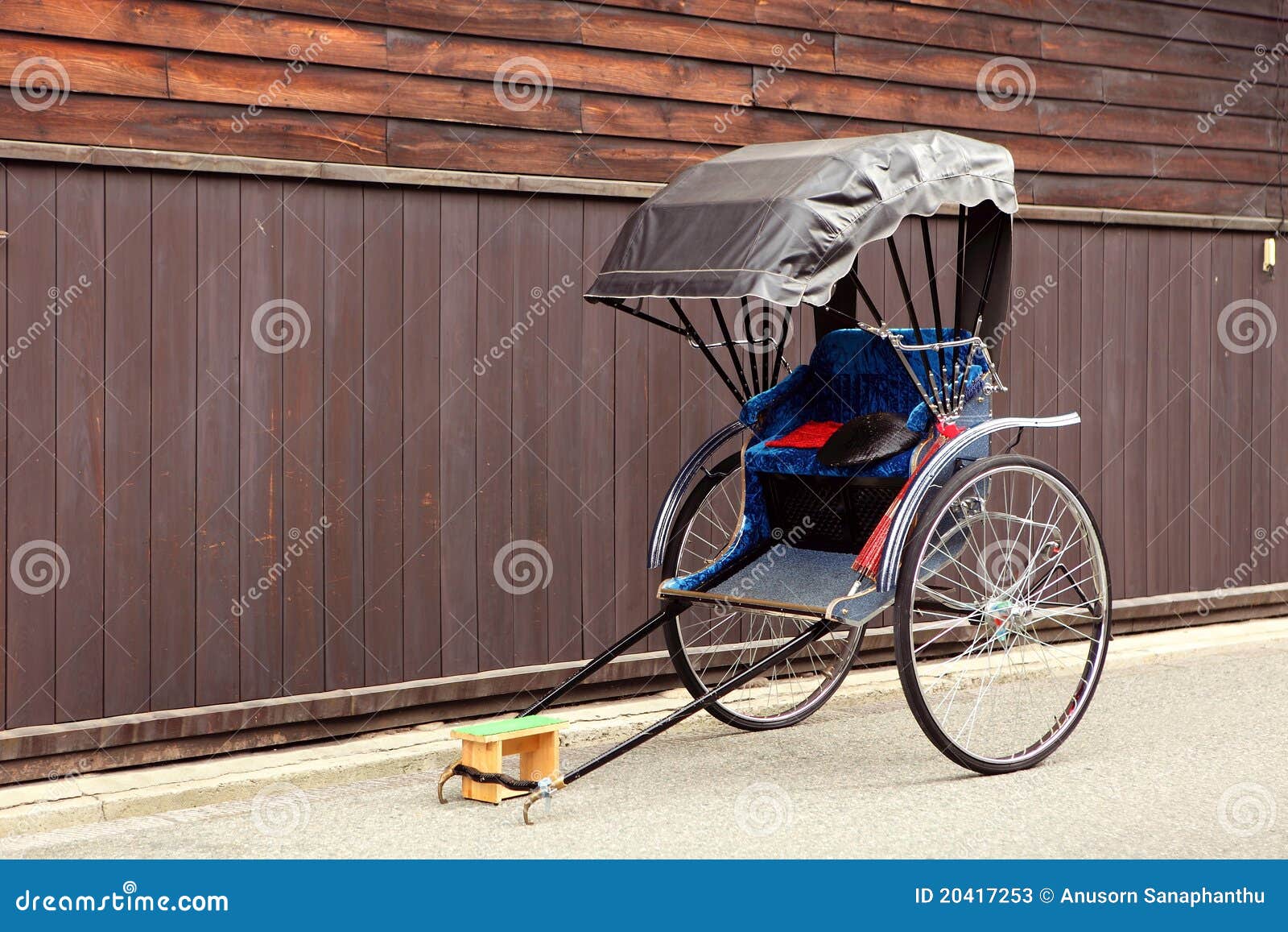 Japan riksza obraz stock. Obraz złożonej z zasilany, antyczny - 20417253