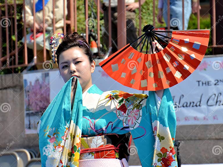 Japanese fan dancer editorial stock image. Image of garden - 24436509