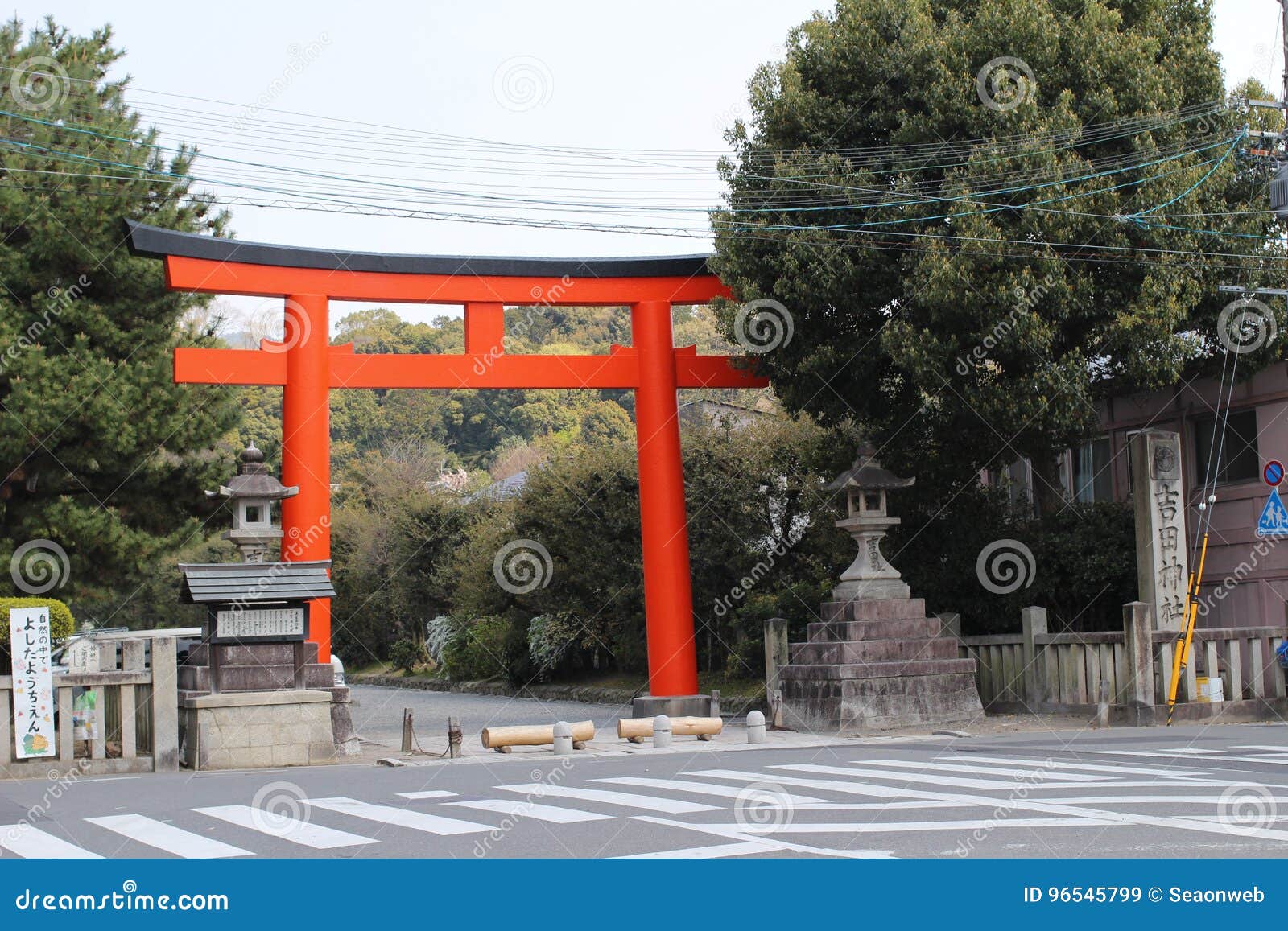 Japanese Gate Aka Torii And Tourists In Kamakura, Japan Editorial Photo ...