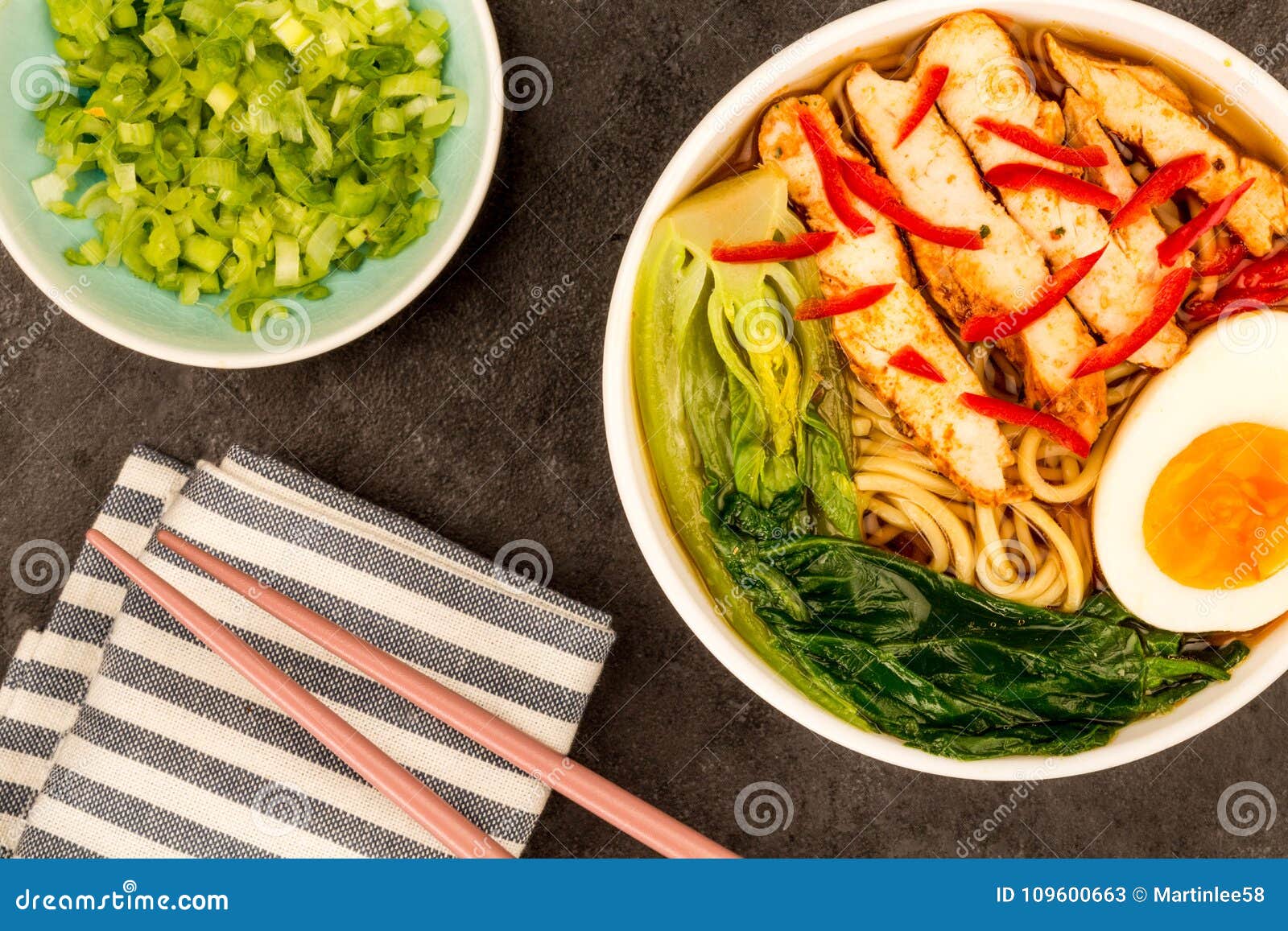 Japanische Art-Huhn Und Paprikas Ramen-Suppe Oder Suppe Mit PAK C ...