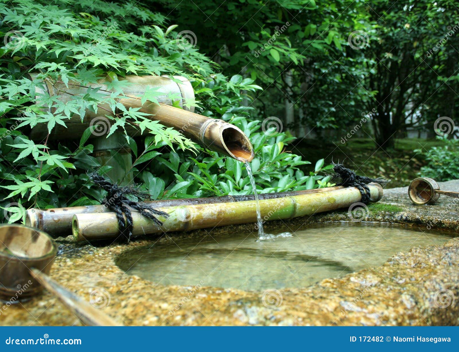 Japanischer Bambusbrunnen stockfoto. Bild von asiatisch - 172482
