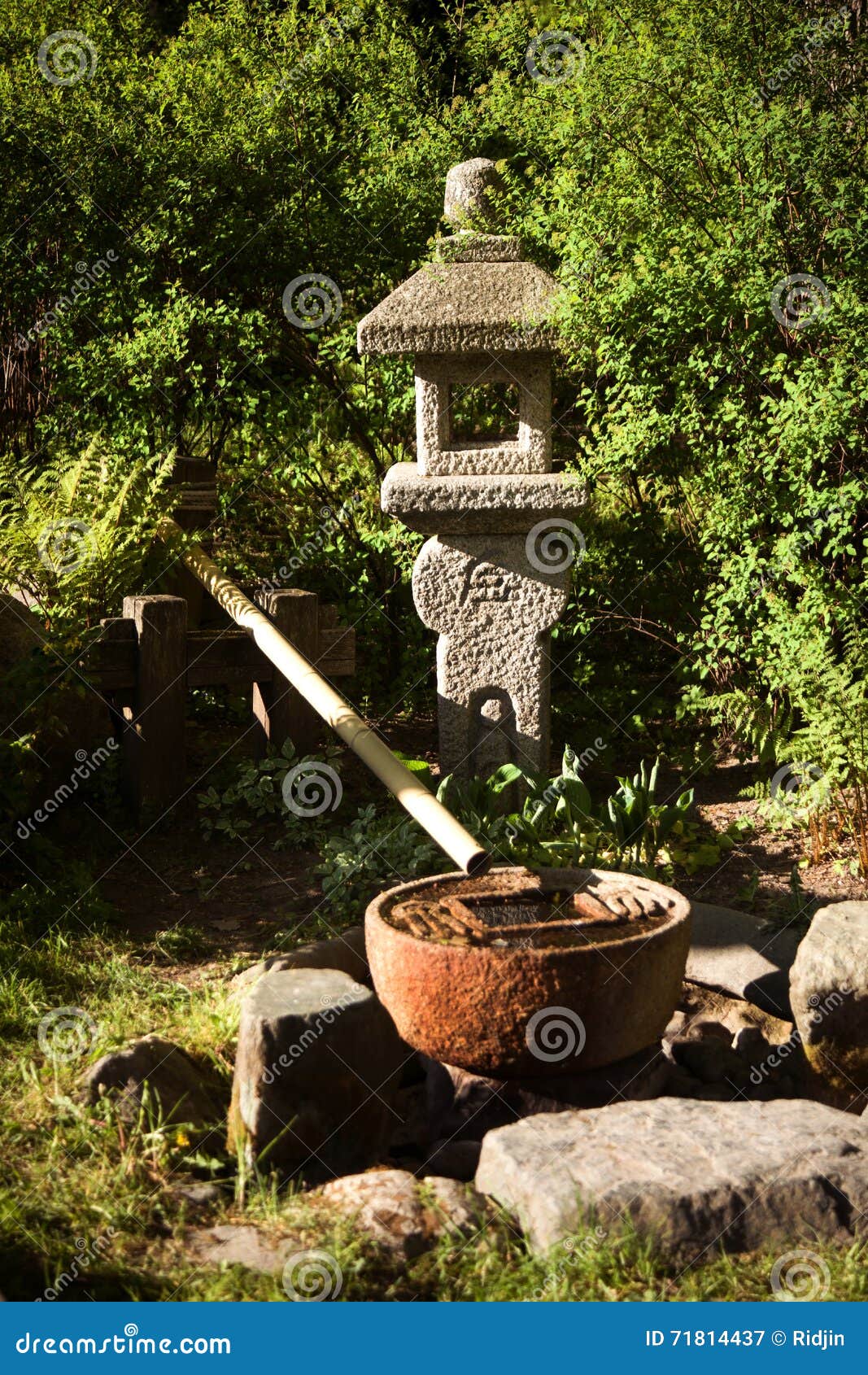 Japanischer Brunnen stockbild. Bild von schüssel, material - 71814437