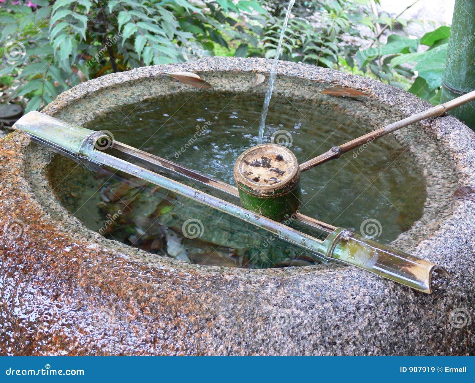 Japanischer Brunnen stockbild. Bild von löschen, wasser - 907919