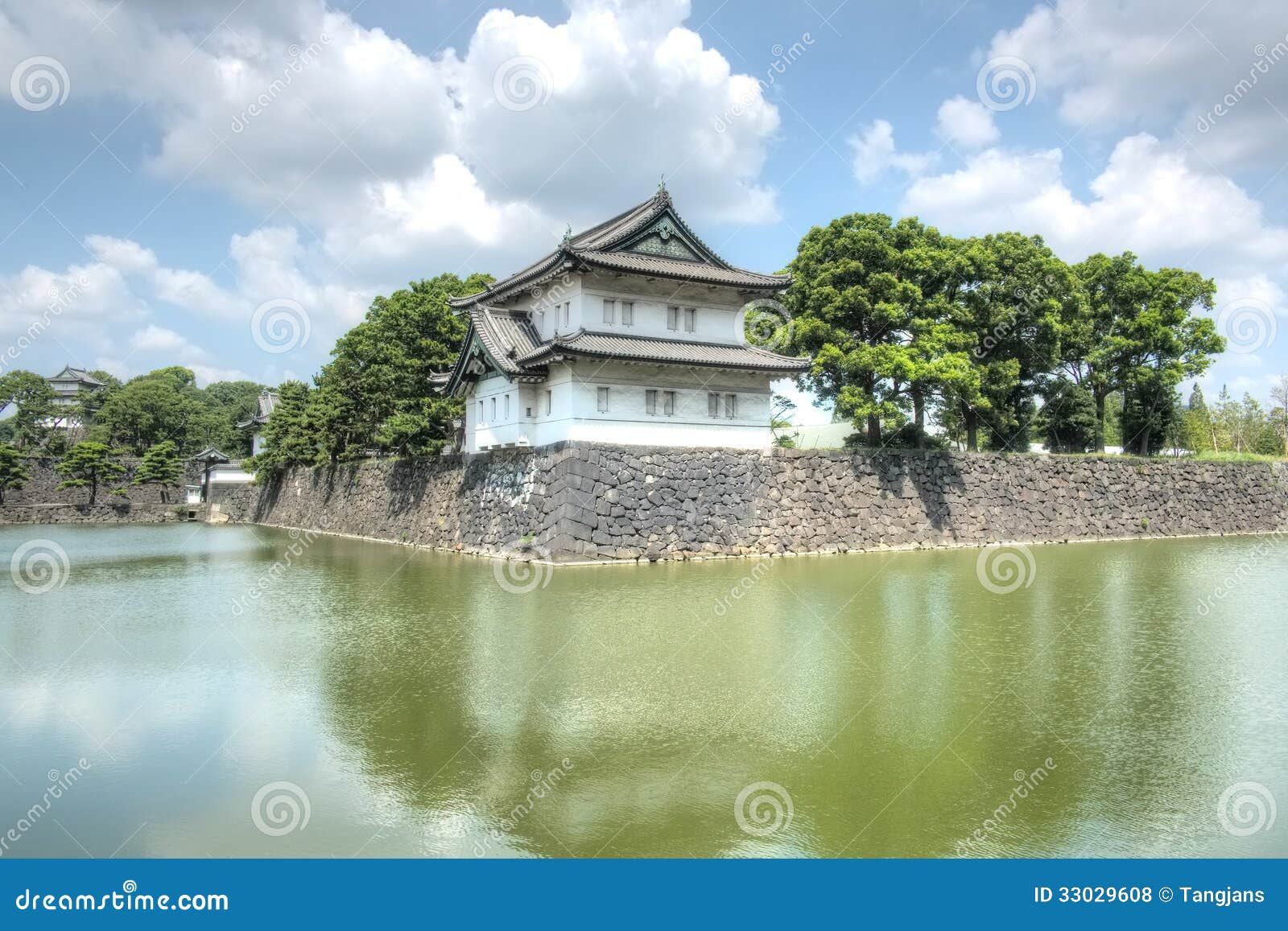 Japanner Die Overziend Meer Bouwt Stock Foto - Image of meer, paleis ...