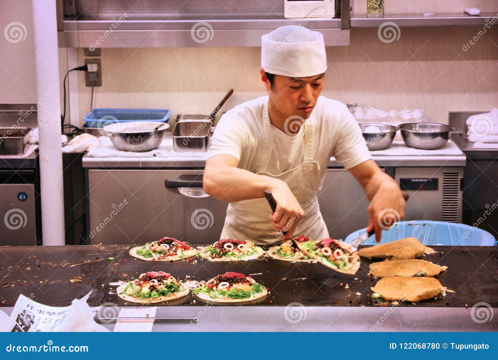 Japanse chef-kok redactionele afbeelding. Image of keuken - 122068780