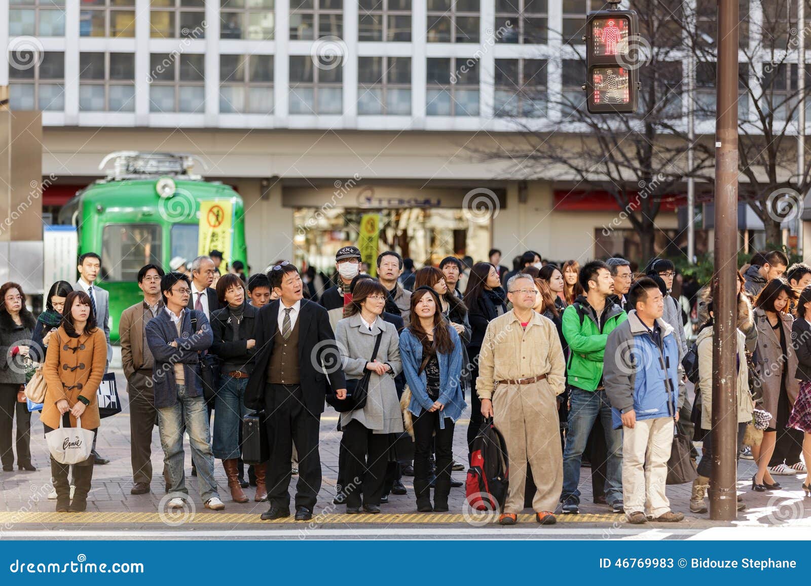 Japanse Mensen Die Wachten Bij Redactionele Stock Foto - Image of mens ...