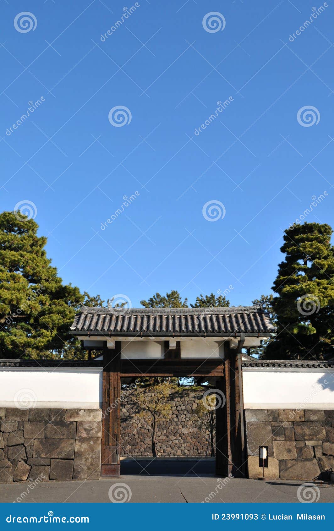 Japanse poort stock afbeelding. Image of architecturaal - 23991093