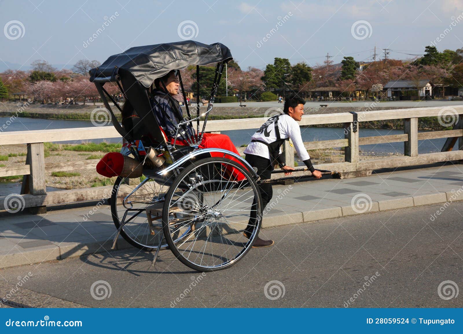 Japanse riksja redactionele stock afbeelding. Image of taxibaan - 28059524