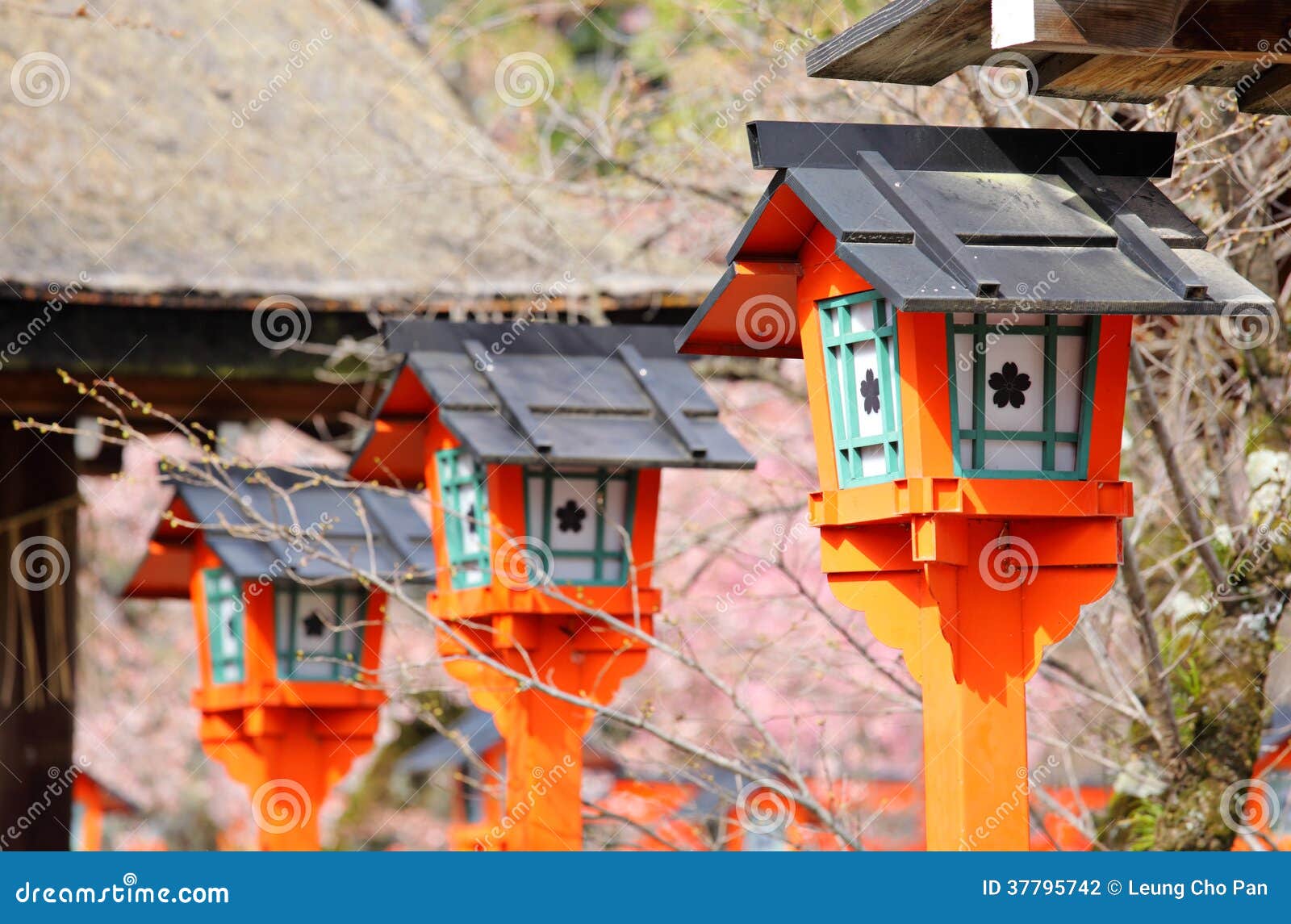 Japanse Rode Lantaarn in Tempel Stock Foto - Image of kers ...