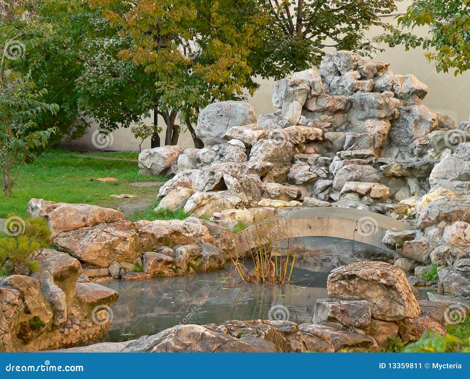 Japanse rotstuin stock afbeelding. Image of buitenkant - 13359811