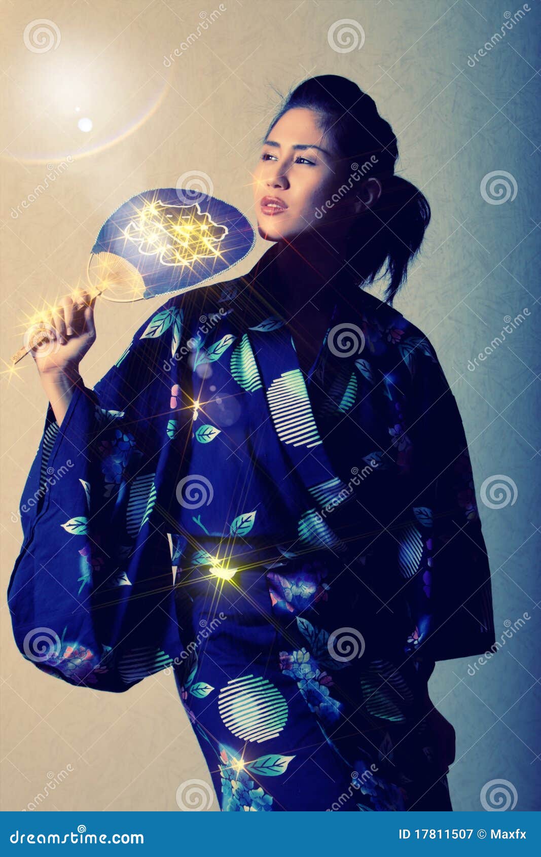 Japanse vrouw in kimono stock afbeelding. Image of manier - 17811507