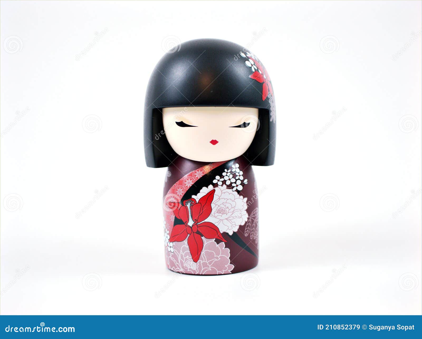 Japonais Kimmidoll Nobuko Maxi Kokeshi Poupée En Bois Isolée Sur Fond ... Japonais Kimmidoll Nobuko Maxi Kokeshi Poupée En Bois Isolée Sur Fond ...