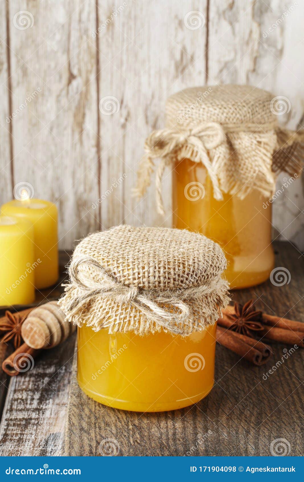 Jar De Miel Sobre Mesa De Madera Foto de archivo - Imagen de miel ...