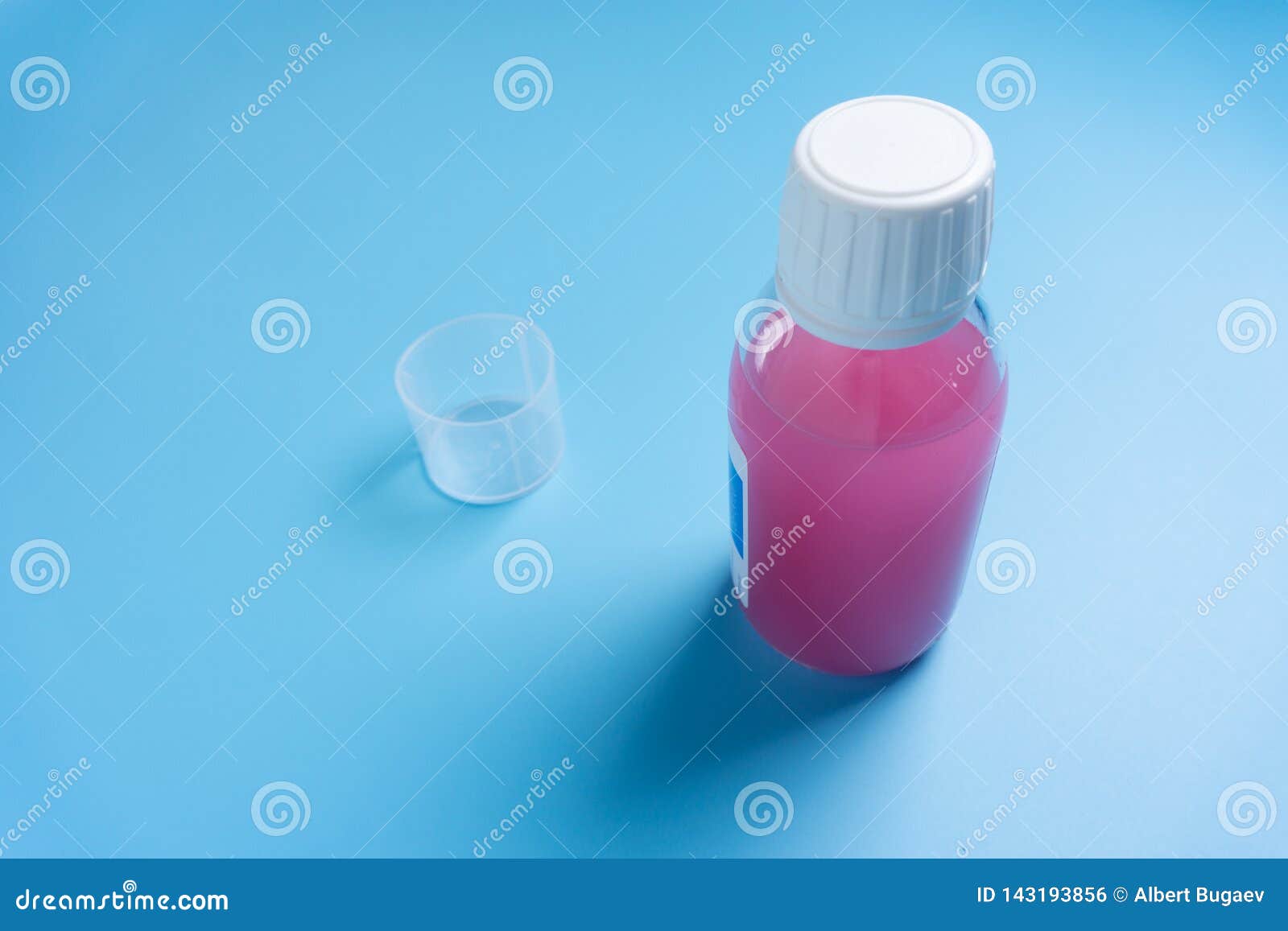 Jarabe en una botella foto de archivo. Imagen de farmacia - 143193856