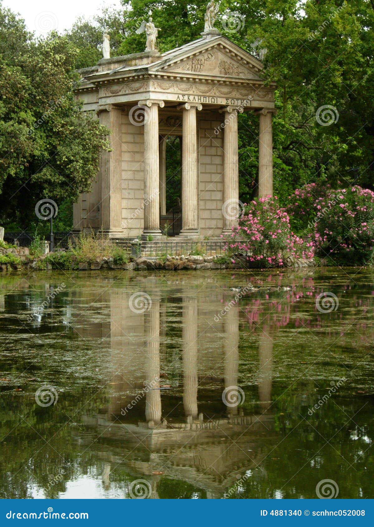Jardim romano foto de stock. Imagem de coluna, calmo, templo - 4881340