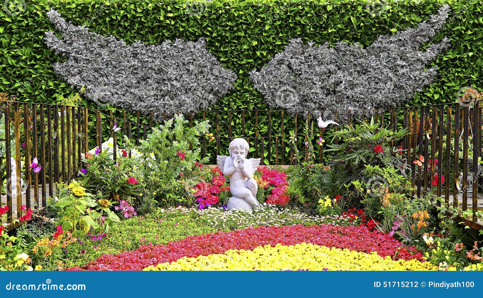 Jardin D'automne Avec La Petite Statue D'ange Photo stock - Image du ...