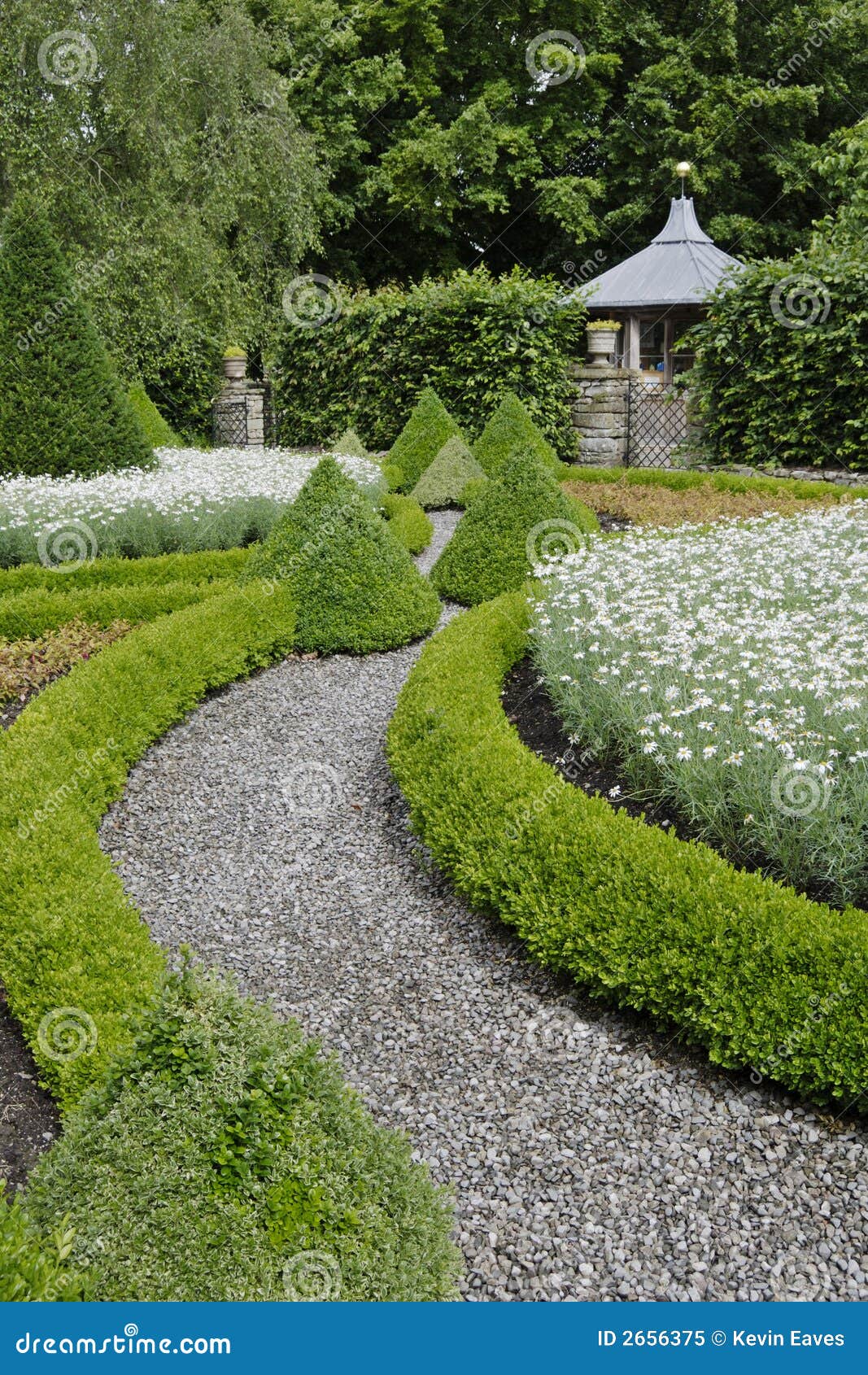 Jardin De Maison De Campagne Image éditorial - Image du fleurs, pays ...